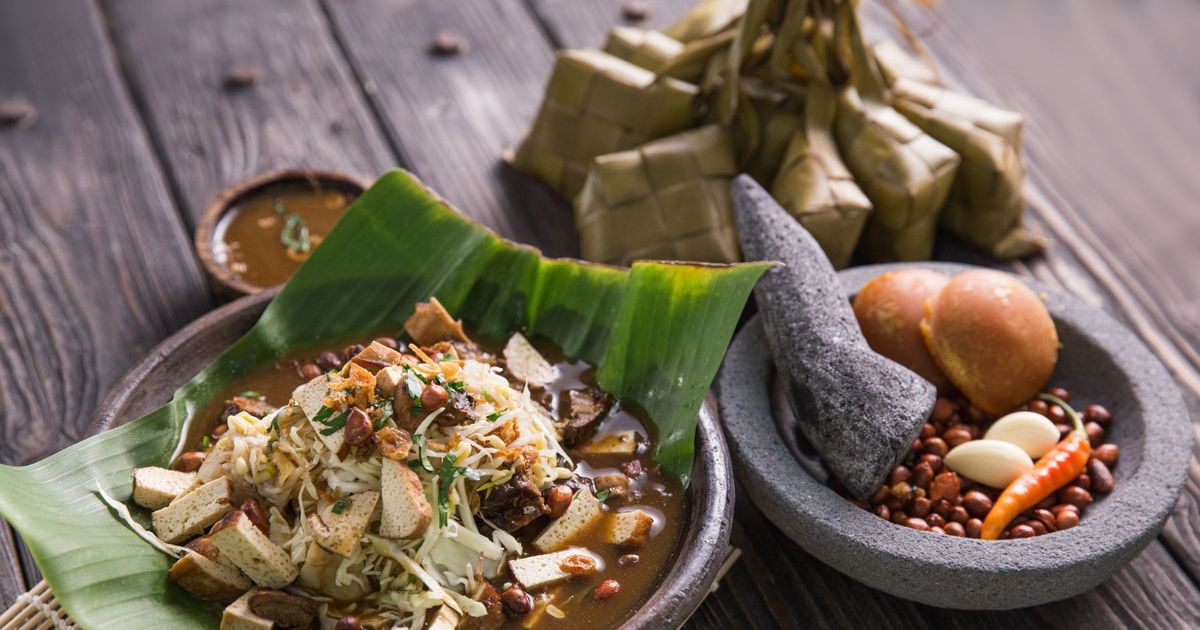 Visitbali - Tipat Tahu Grenceng: The Legendary Food Stalls In Denpasar