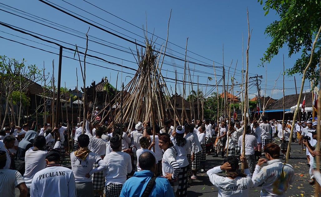 Visitbali - Mekotek, A Unique Hereditary Tradition In Bali